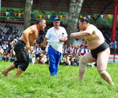 Ahmet Taşçı İle Sumo Güreşçisi Er Meydanında Karşı Karşıya Geldi